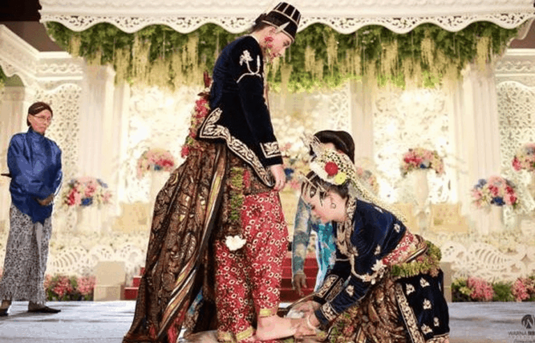 14 Istilah Dalam Tradisi Pernikahan Adat Jawa, Ritual Yang Sarat Makna! - BekelSego