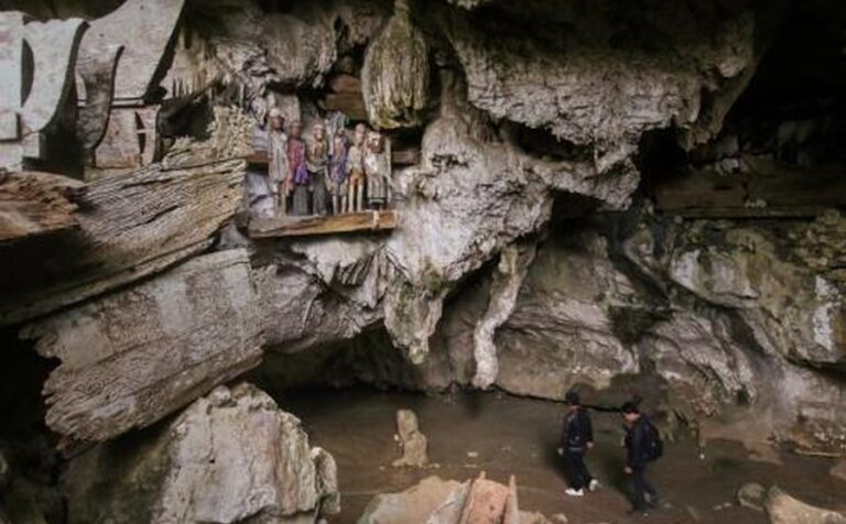 Mengenal 5 Jenis Kuburan Di Toraja, Simbol Kehidupan Setelah Kematian ...